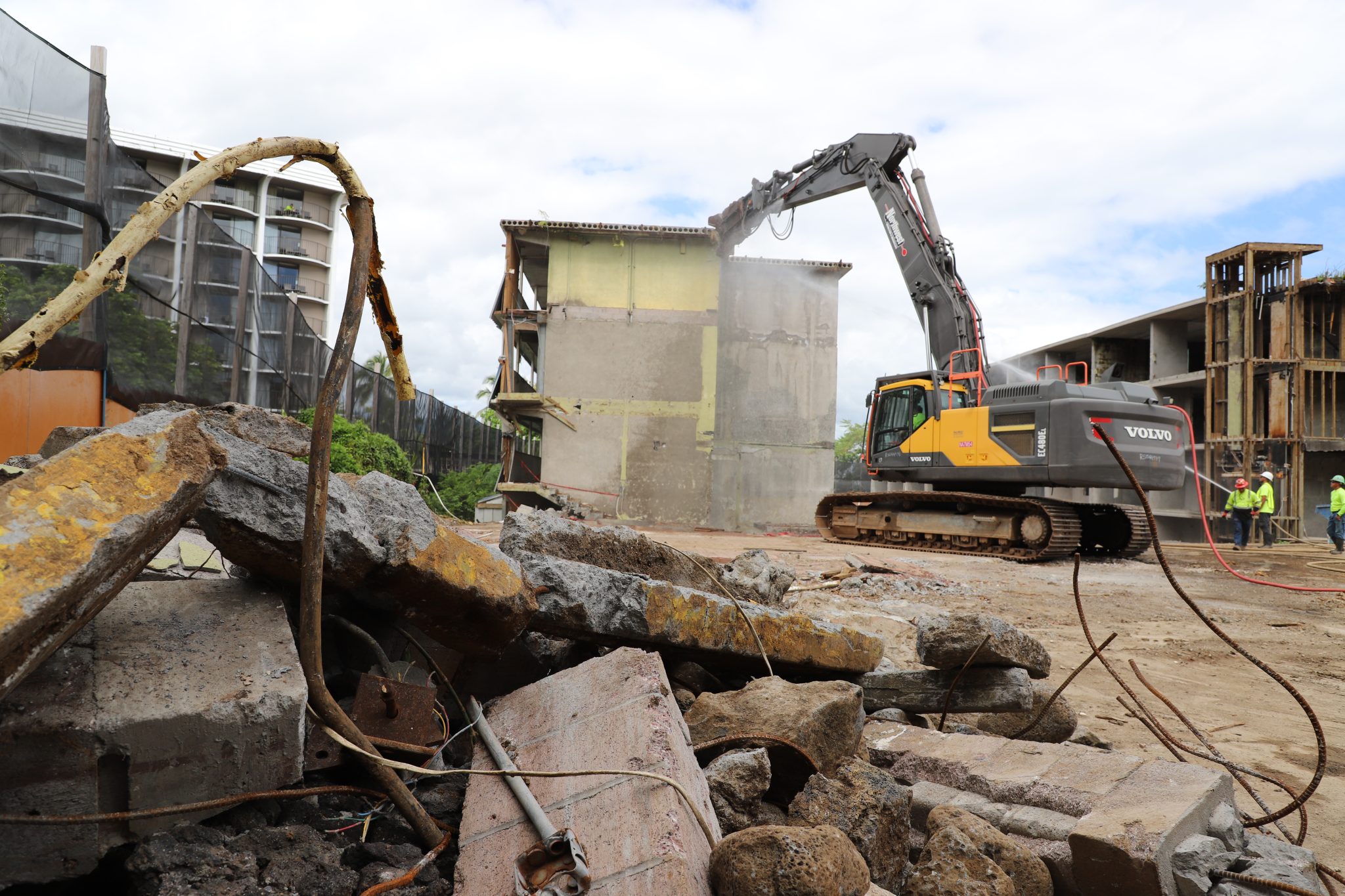 10/8/24 – DEMOLITION OF ICONIC UNCLE BILLY’S HILO BAY HOTEL UNDERWAY
